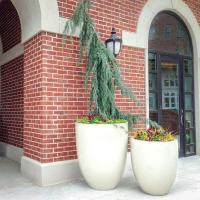 China Customizable Fiberglass Flower Planter for Outdoor Garden Decor 30pcs MOQ for sale