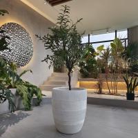 China Fiber Clay Planter Round Hand Carved Texture Frost Resistant 10-30 Inch Indoor Outdoor for sale