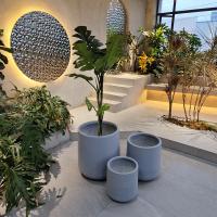 China Fiber Clay Planter D440x390mm Round Custom Color for Patio Garden Indoor Outdoor for sale