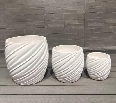 China Quangui Fiber Clay Planter Lightweight Durable Round 46x46cm Hand Carved Smooth for sale