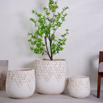 China Lightweight Durable Round Fiber Clay Planter 5-6 Years Outdoor Honeycomb Pattern for sale