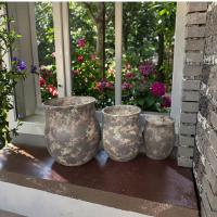 China Round Fiber Clay Planter 5-6 Years Outdoor Durable Lightweight Custom Color for sale