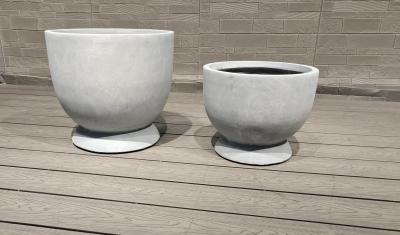 China Light Grey Round Fiber Clay Planter with Pedestal Base for Indoor Outdoor Use 5-6 Year Lifespan for sale
