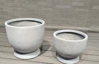 China Light Grey Round Fiber Clay Planter with Pedestal Base for Indoor Outdoor Use 5-6 Year Lifespan for sale