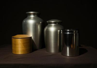 China Custom Aluminum Funeral Urns 158mm x 200mm with Zinc Alloy Decoration for Ashes Preservation for sale