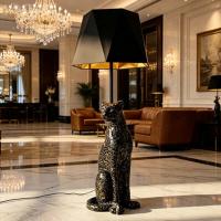 China Fiberglass Sculptural Lighting Luxury Interior Decoration Black Leopard Floor Lamp for sale