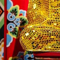 China Custom Gold Buddha Sculptures Mosaic Buddha Statue Decor Handmade Fiberglass for sale