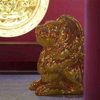 China Resin  Lion Sculpture Handcrafted Gold Silver Lion Statue For Luxury Interiors for sale