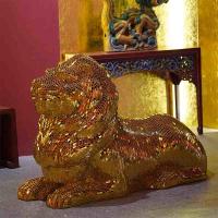 China Resin  Lion Sculpture Handcrafted Gold Silver Lion Statue For Luxury Interiors for sale