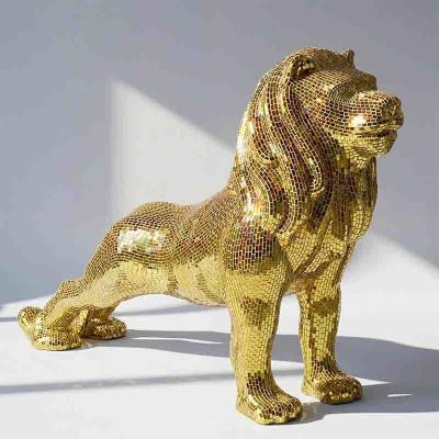 China Luxury Mirror Mosaic Art Walking Lion Handcrafted Fiberglass Lion Statue For Hotels for sale