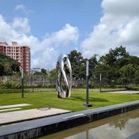 China Satin Large Outdoor Sculptures Custom Iron Floor Standing Garden Ornaments for sale