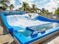 China 165kw Standard Size Surf Simulator Machine Swimming Pool Water Slide for sale