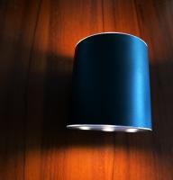 China Solar Powered LED Up Down Wall Light Black Finish 3.2V Rechargeable IP65 100 Lumen for sale