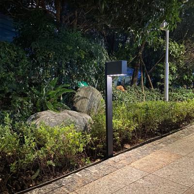 China Backyard Solar Pathway Bollard Light Metal Rustproof Decorative Solar Lawn Lights for sale