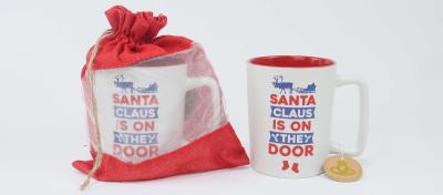 China Santa Claus Is On The Door Christmas Gift Mug with Red Linen Drawstring Bag for sale