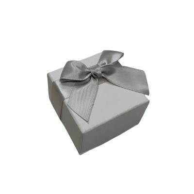 China Customizable Jewelry Paper Box with magnetic closure made from grey board and art paper perfect for retail gift packaging and presentation for sale