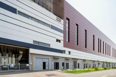 China Beautiful Outlooks Design Prefabricated Steel Structural Warehouse Construction for sale