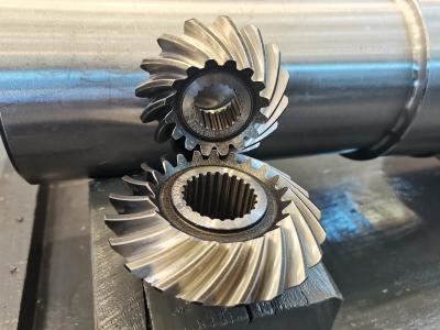 China Customizable Steel Spiral Bevel Gear Set HRC 58-63 for High Precision Right Angle Transmission for sale