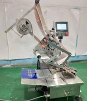 China 400w Siemens PLC Desktop Bag Labeling Machine Applicator For Pouches for sale
