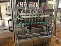 China Programmable Sunflower Olive Oil Sauce Filling Machine 2500ml Servo Piston Pump for sale