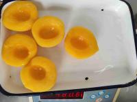 China Canned Yellow Peaches 400g Calcium Rich Preserved Fruit in Syrup for Healthy Snacking for sale