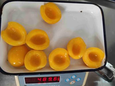 China Canned Yellow Peaches 400g Sweet Preserved Fruit with Natural Peach Ingredients for sale