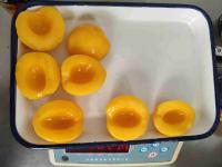 China Canned Yellow Peach in Syrup 820g Light 14-17% Heavy 18-22% for Baking and Snacks for sale