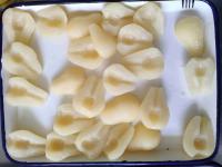 China Canned Pear Quarters in Syrup with Citric Acid - 400g Net Weight, 2-3 Year Shelf Life, Brix 14-20% for sale