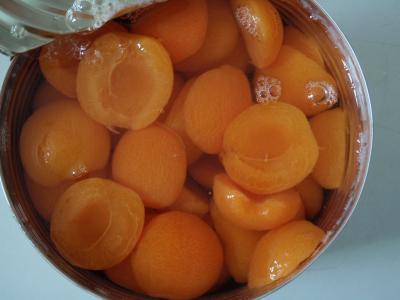 China PH3.6-4 Canned Apricot Halves with 14-17% Brix and 3-Year Shelf Life - High Temperature Sterilized for sale