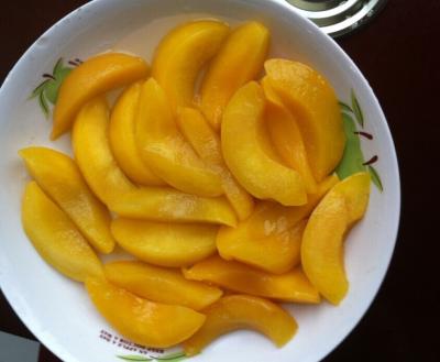 China Canned Yellow Peach Slices in Light Syrup - 400g to 4250g Net Weight Options for Retail and Foodservice for sale