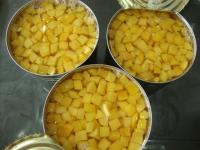 China Canned Yellow Peach Dices in Light Syrup 400g-4250g Net Weight Thick Flesh Seedless Commercial Packaging for sale