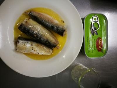 China Vegetable Oil Preserved Sardine Fish Tin 155g Easy Open Canned Seafood for sale
