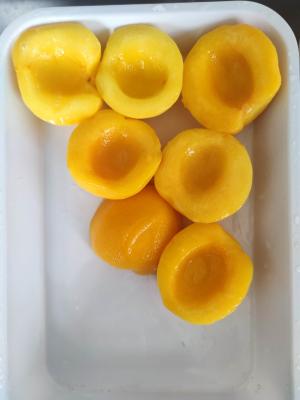 China Canned Yellow Peach 820g Ready to Eat Shelf Stable GMO Syrup Preserved Fruit for sale