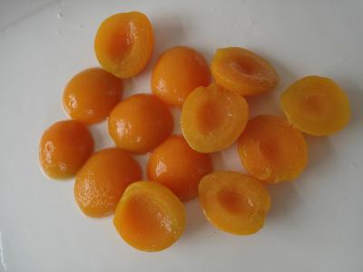China 850ml / 30oz Canned Apricot Halves in Syrup with 3-Year Shelf Life and 14-20% Brix Levels for sale