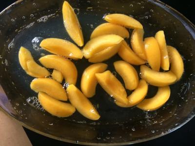 China 425g Canned Yellow Peach Slices in Light Syrup with 14-17° Brix and 3.4-3.7 PH Value - Easy Open Packaging for sale