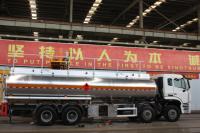China Sinotruk Hohan Bulk Powder Truck , Safety 30m3 8x4 371 Hp Fuel Oil Truck for sale
