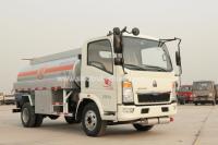 China Sinotruk Light Duty Commercial Trucks / 4×2 Fuel Delivery Truck 6 Wheels for sale