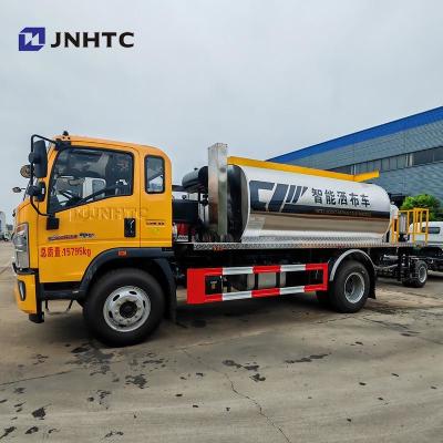 China HOWO Asphalt Spraying Equipment Trucks 4X2 160HP Intelligent Bitumen Spreader For Sale for sale