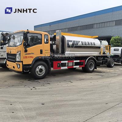 China HOWO 6 Wheel Asphalt Bitumen Distributor Bitumen Sprayer Truck For Sale for sale