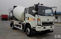 China High Performance 4-6M3 Mixer Tank Truck 4x2 6 Wheels Of Sinotruk Howo for sale