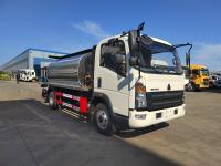 China Mobile Asphalt Distribution Truck 4m3 680L/min 5.5kw Robust Frame Advanced Heating for sale