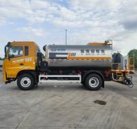 China 4 Ton Mobile Asphalt Distribution Truck 90km/h 5.5kw for Road Maintenance for sale