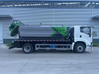China Isuzu Desert Dry Sand Vacuum Truck with 10m Suction Pipe 205HP Diesel Engine and 10000L Tank Capacity for sale