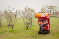 China Herbicides Automatic Agricultural Pesticide Spraying Robot Fertilizers for sale