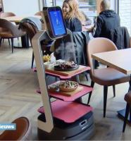 China Waiters White Delivery Robot Food 12-14H Battery Life Steak Sushi Restaurant for sale
