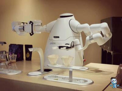 China Automatic Robot Coffee Machine Artisanal AC 100V robot make pour over Coffee for sale