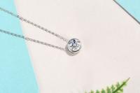 China Women 1ct Diamond Moissanite Solitaire Necklace 925 Sterling Silver OEM for sale