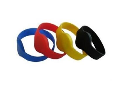 China 0.76mm Thick RFID Wristbands 13.56MHz Waterproof Full Color Customizable 85.5x54mm for Events and Access Control for sale