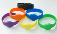 China Silicone RFID Ultralight Chip Wristband 85.5x54mm with 100,000 Write Cycles and 3-100cm Reading Range for sale