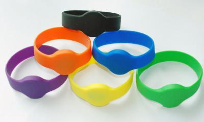 China Silicone RFID Ultralight Chip Wristband 85.5x54mm with 100,000 Write Cycles and 3-100cm Reading Range for sale